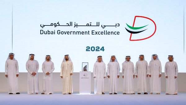 محمد بن راشد يكرم الفائزين في برنامج دبي للأداء الحكومي المتميز 2024 ...